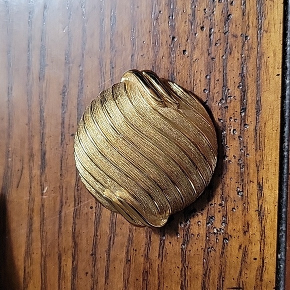 Monet | Jewelry | Vintage Monet Gold Tone Round Ribbed Brooch Monet ...